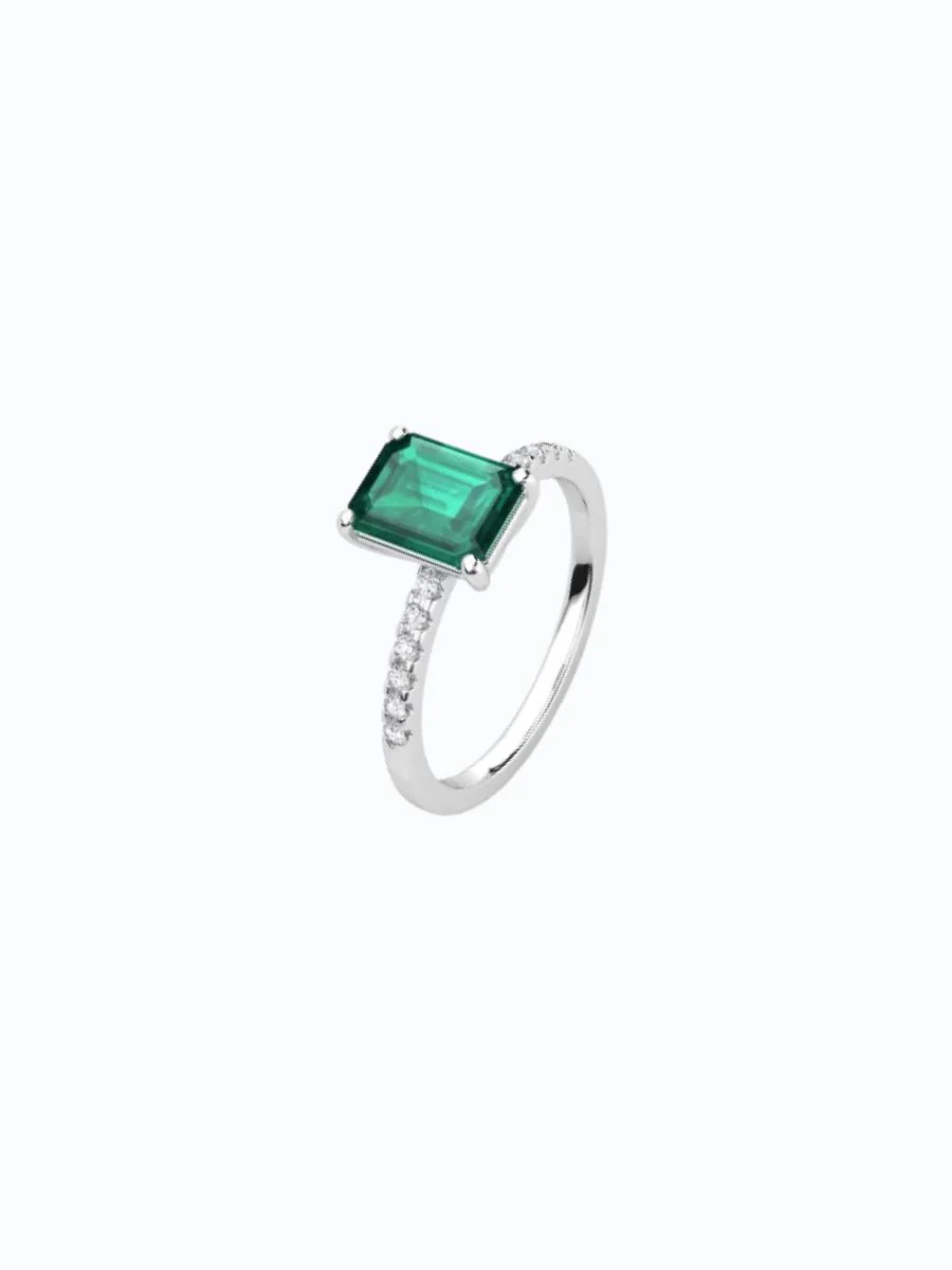 Anillo de compromiso en oro blanco con esmeralda corte rectangular y d ...